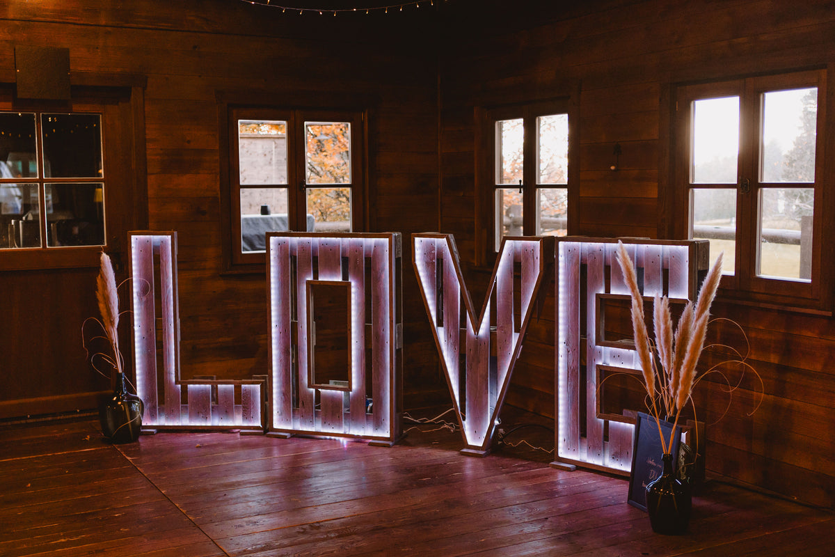 XXL LOVE Schriftzug | beleuchtet – Feier.lich